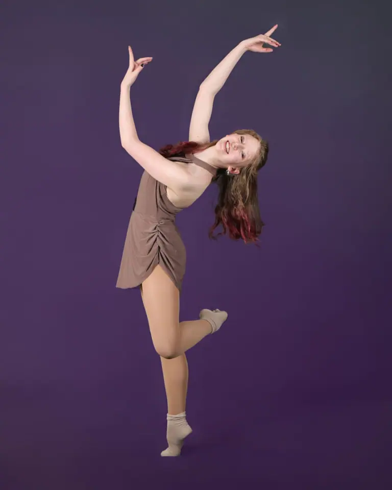 Modern & Contemporary Poses & Inspiration for Your Studio Shoot